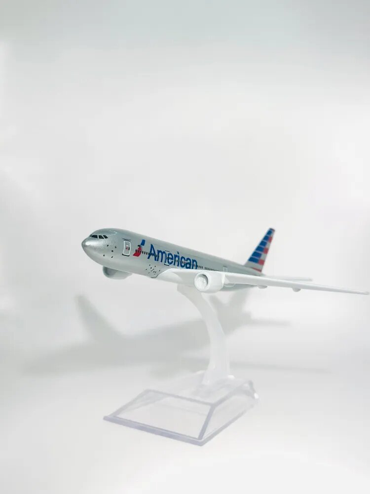 Сборная модель самолета American, масштаб 1:500, металл и пластик, длина 16 см, с подставкой — фото 1