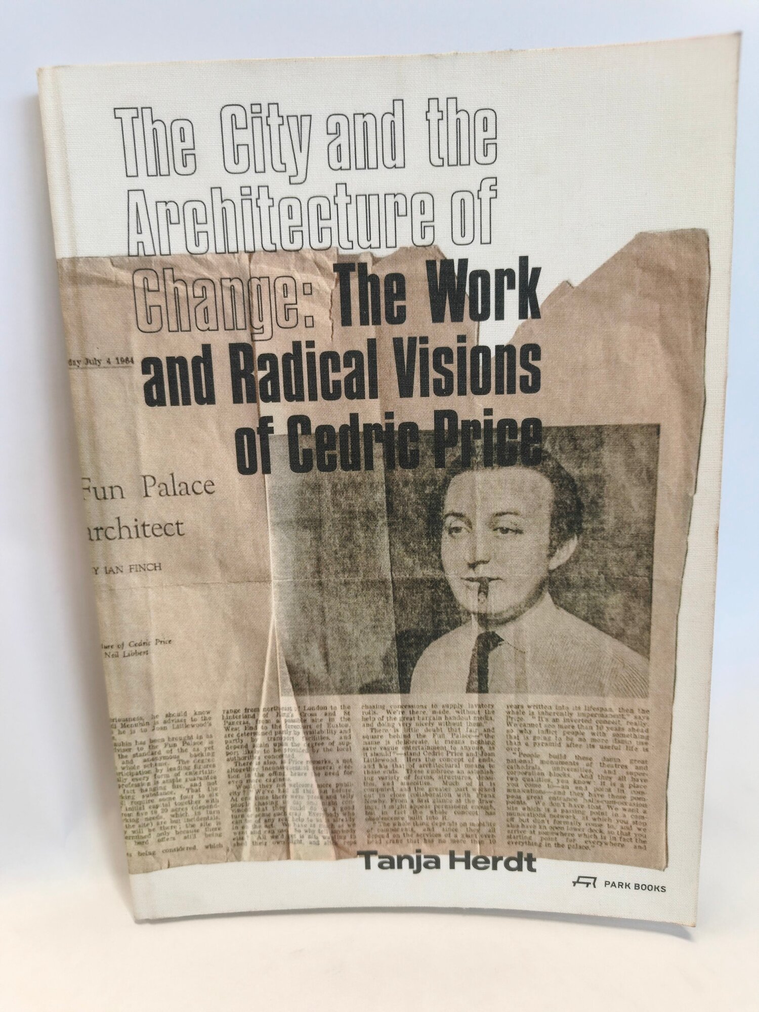 The city and the Architecture of Change. Книга на английском языке по архитектуре.