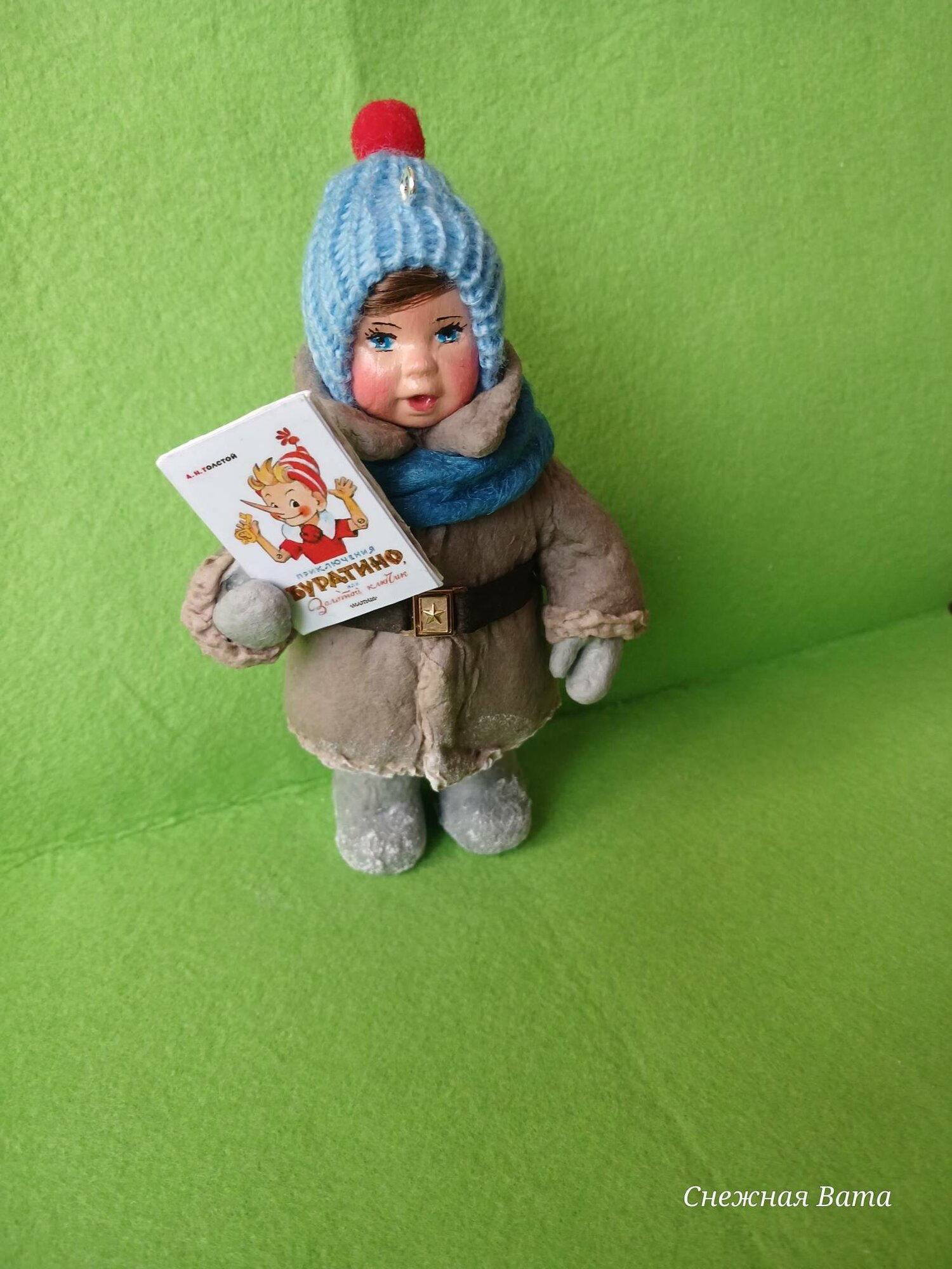 Ватная елочная игрушка ручной работы - Мальчик с книжкой 13 см