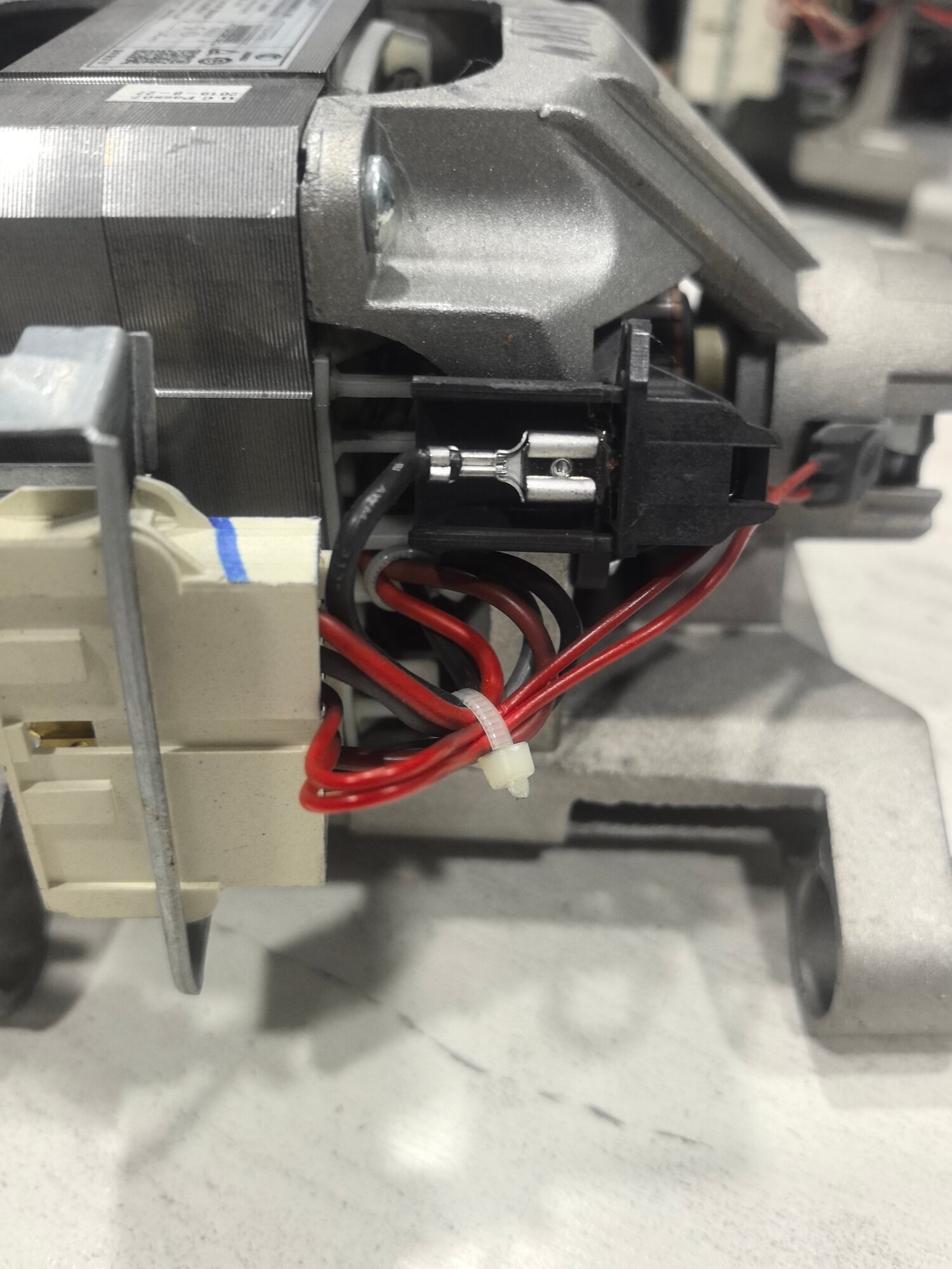 Двигатель стиральной машины Candy 41025049