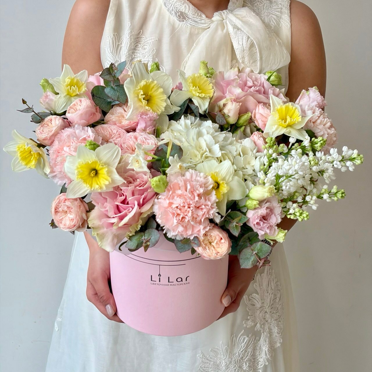 Нежная весенняя композиция с сиренью и нарциссами #1026