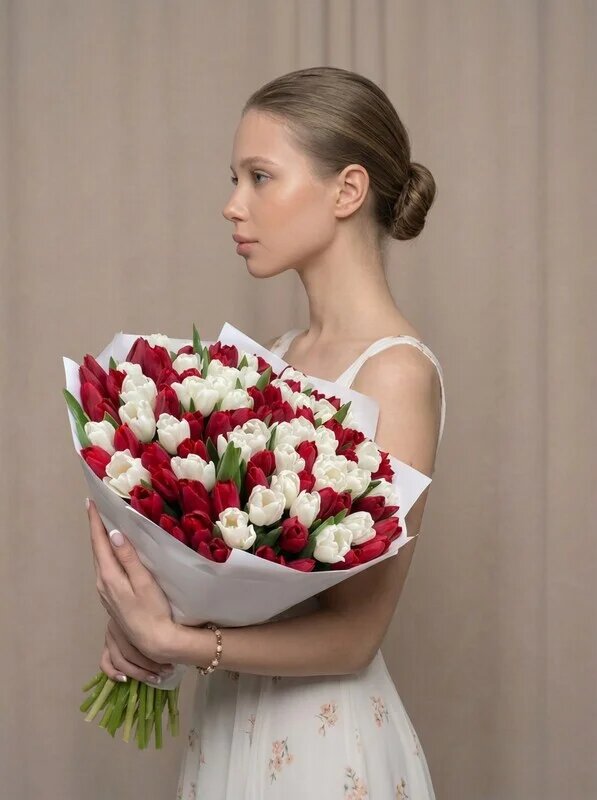 Букет «Красотка» — Букет из белых и красных тюльпанов «Красотка», 5й шт