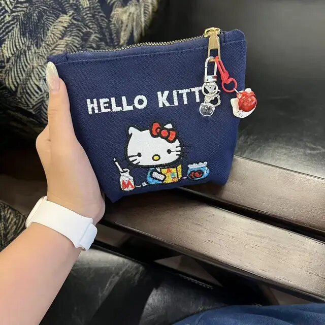 Милая красная женская вместительная косметичка Hello Kitty, лимитированная серия, посвященная 50-летию бренда, с вышивкой, сумка-кошелек для хранения вещей.