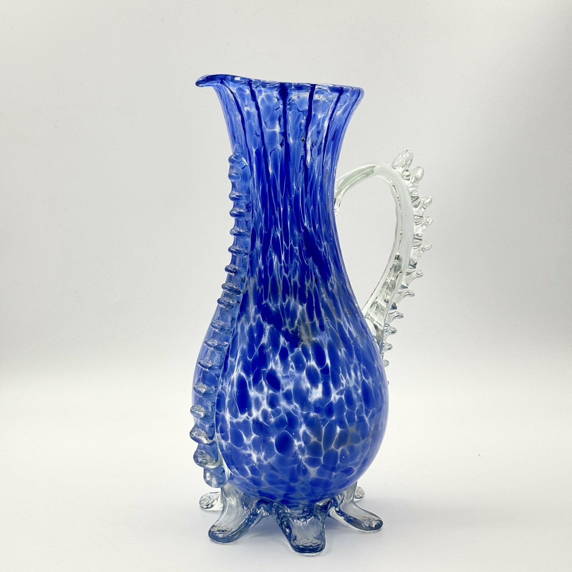Кувшин сине-голубых оттенков, украшенный лепным декором, стекло, гутная техника