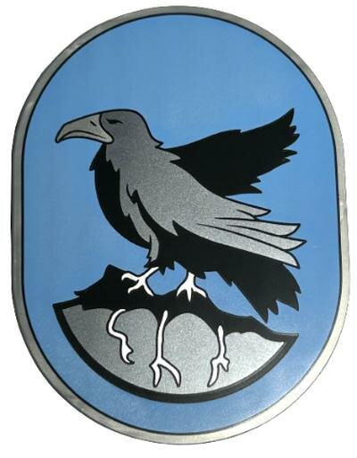 Деталь Lego 65474pb10 Tile, Round 6 x 8 Oval with Ravenclaw Crest with Black and Pearl Dark Gray Eagle and Rock with Roots on Medium Blue Background Pattern