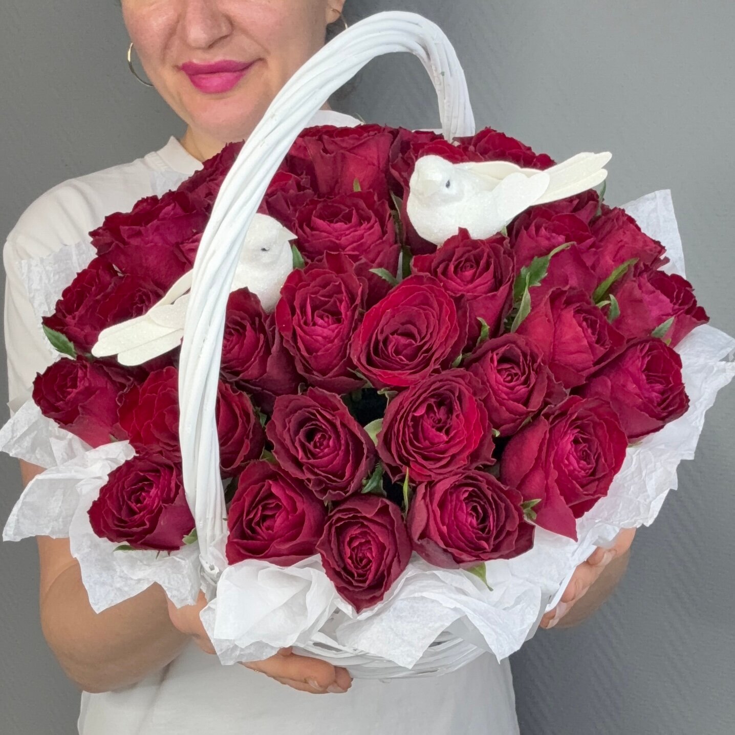 Букет "Корзина 35 Роз с Птичками", на каркасе, высота 35 см, цвет красный