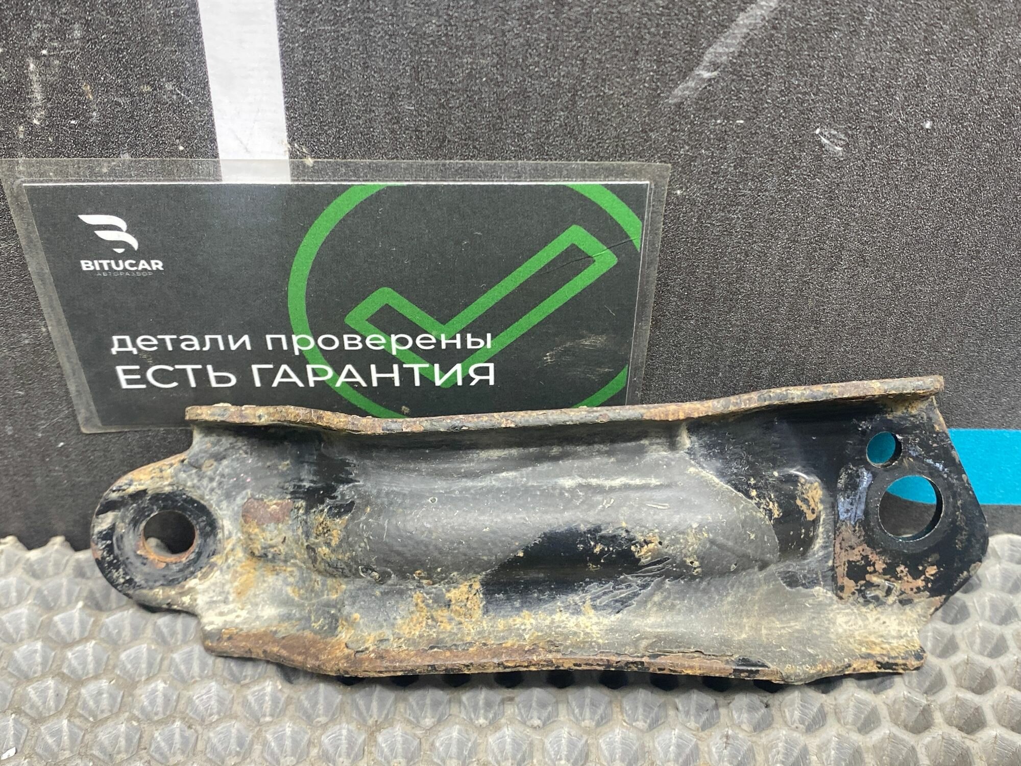 Б/У Кронштейн троса ручника правого Kia Venga I YN (G4FC) 1.6L AT 2013 Компактвэн