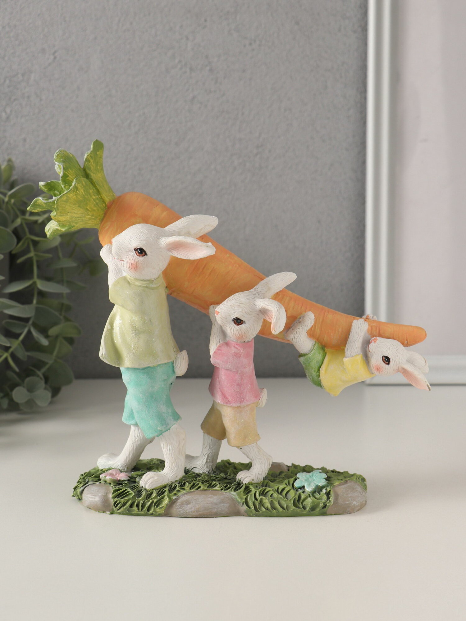 Фигурка полистоун "Зайчата несут большую морковь", 19.5x6.5x18 см