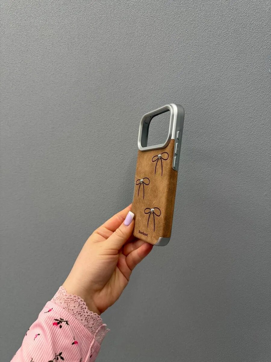 Чехол на Iphone 17 Pro, цвет коричневый, принт "Бантики" , женский — фото 1