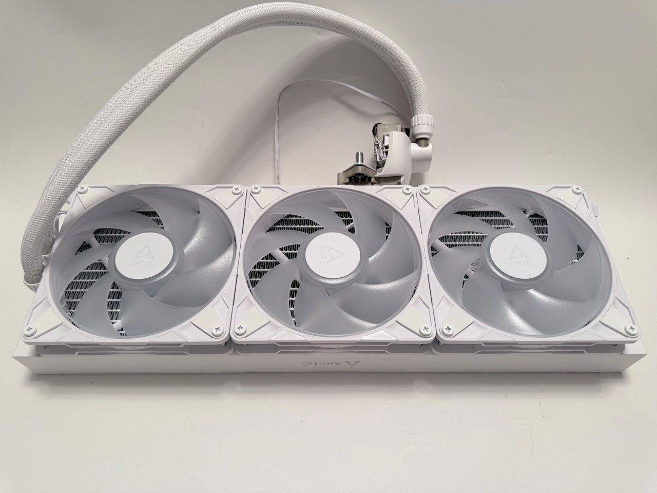 Система жидкостного охлаждения ARCTIC Liquid Freezer III PRO - 420 argb white (ACFRE00189A) уценка!!!