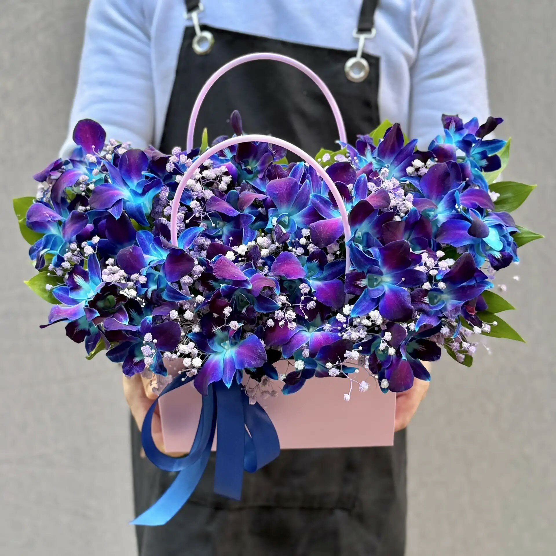 Букет Rybe flowers"Орхидея", в сумочке, синие орхидеи и гипсофила