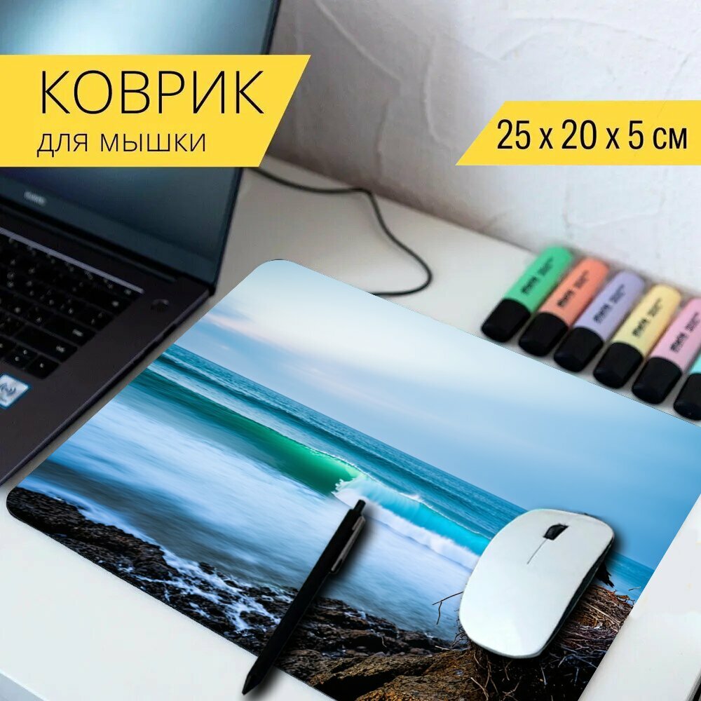 Коврик для мыши с принтом "Море с синей водой и белыми волнами, бьющимися о скалистый берег с гнездом птицы на выступе скалы справа, длинные выдержки создают эффект." 25x20см.