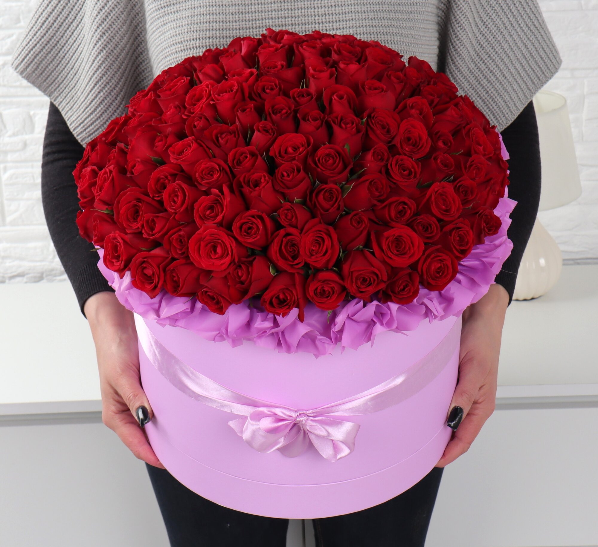 Монобукет THE FLOREAL шляпная коробка, красная роза 151 штука, высота 40 см.