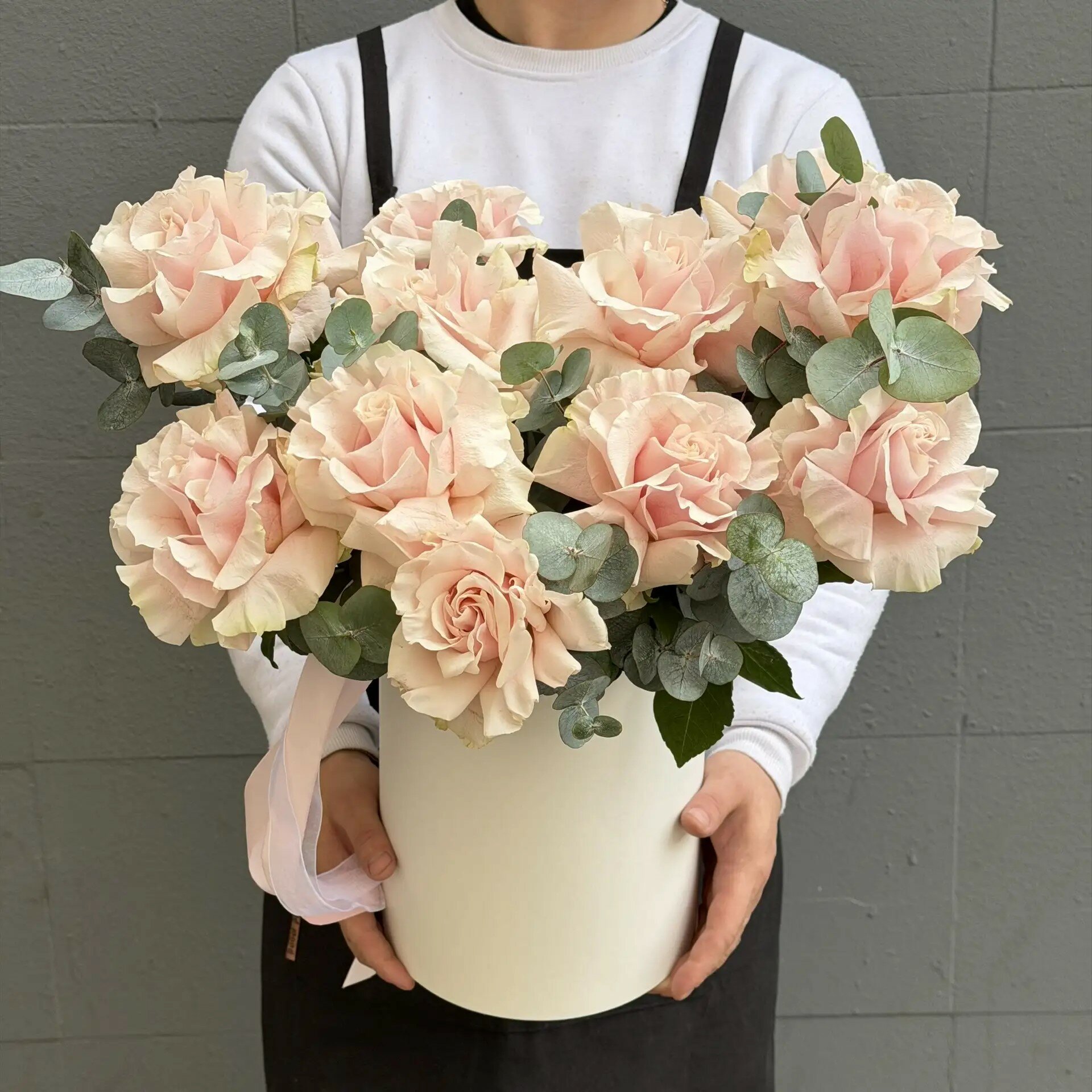 Букет Rybe-Flowers "Французский аромат", 15 роз в шляпной коробке