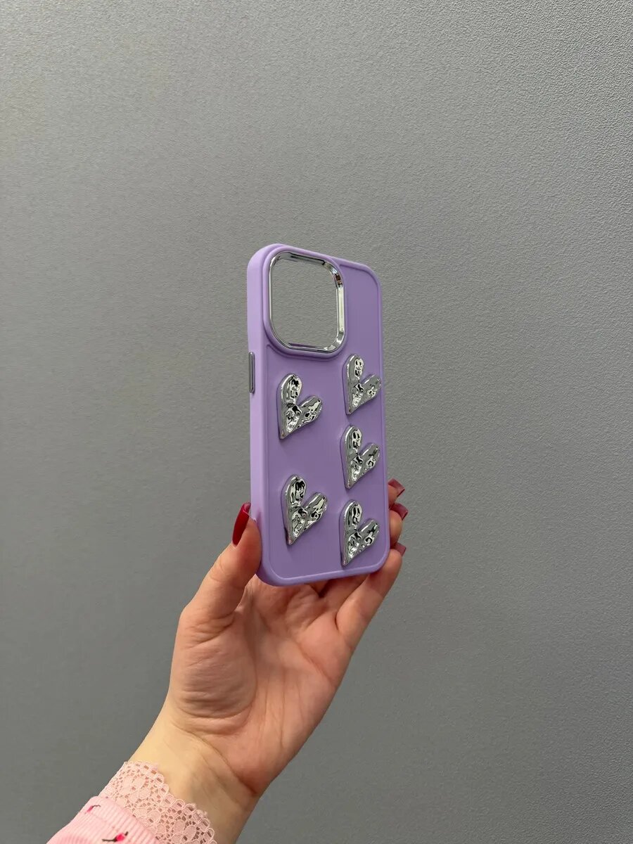 Чехол на Iphone 15 Pro , цвет фиолетовый , с фигурками в виде сердец . — фото 1