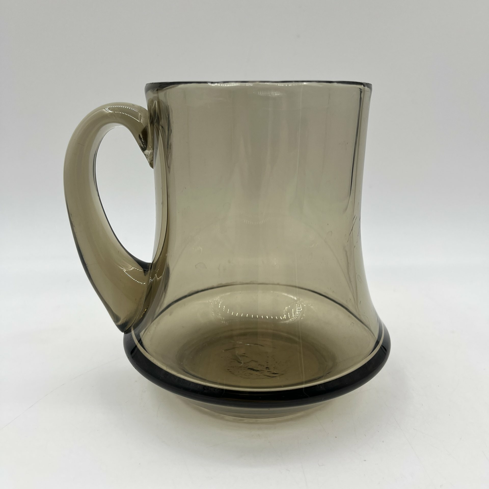 Кружка пивная дымчатого оттенка, стекло, гутная техника, СССР, 1960-1980 гг.