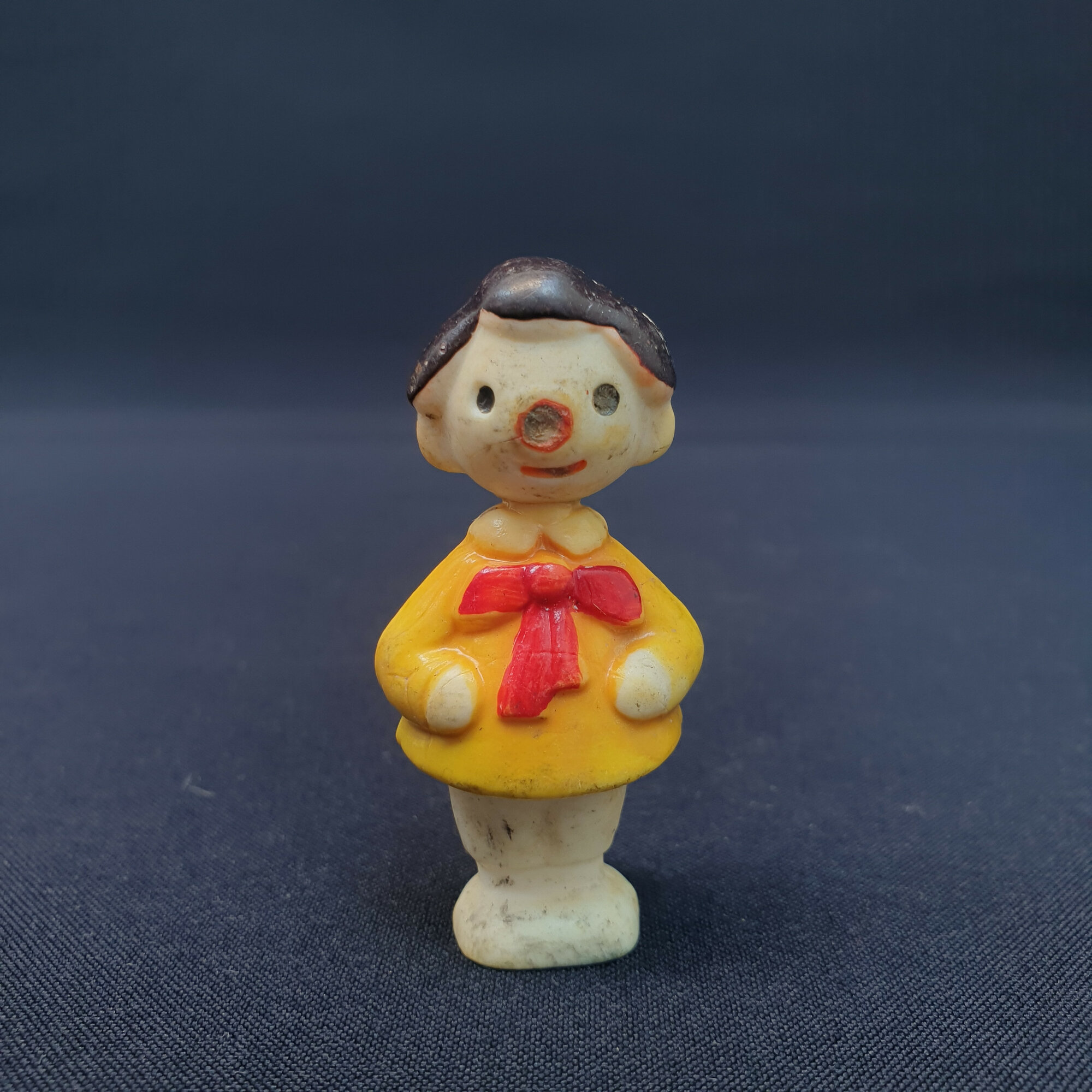 Винтажная игрушка СССР. Фигурка девочки в желтом платье с красным бантом, пластмасса