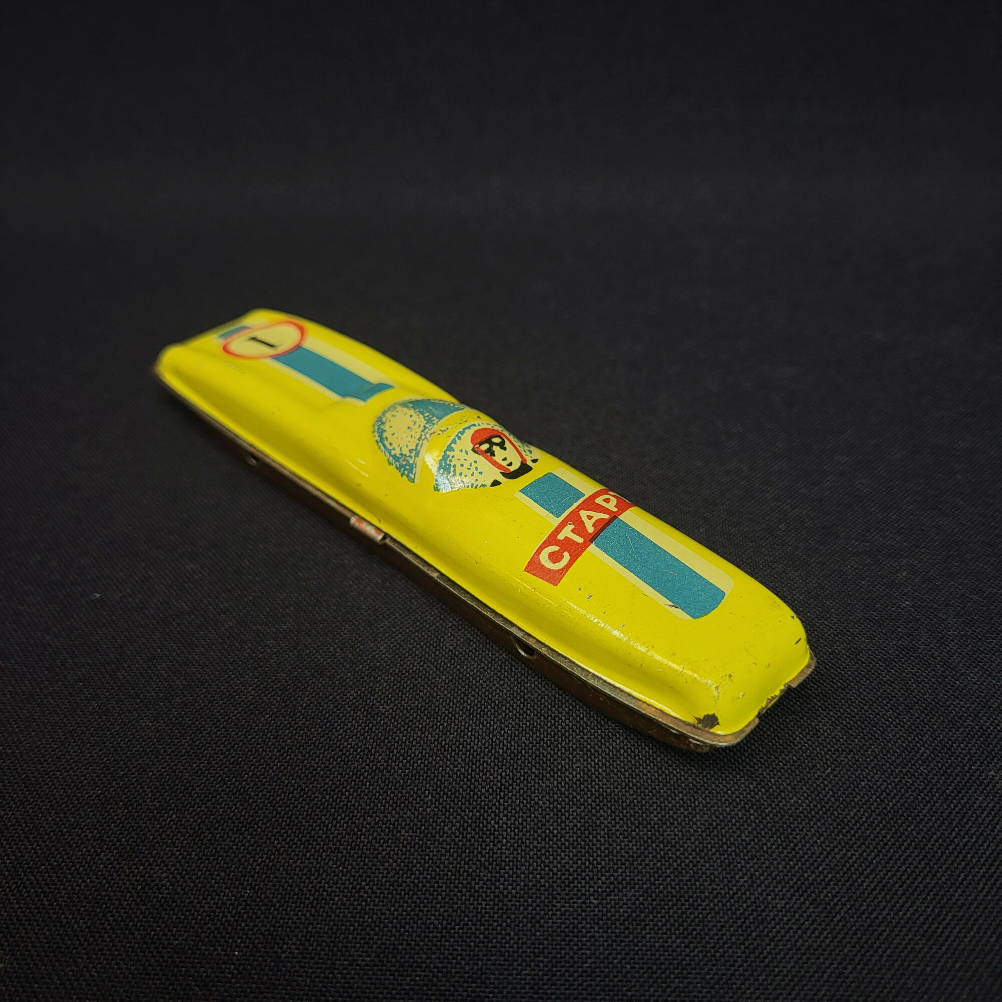 Винтажная игрушка СССР. Гоночный автомобиль Старт, жестяная машинка с рисунком пилота и номером 1