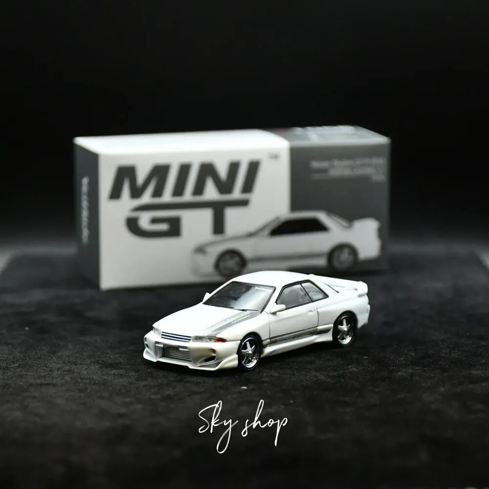 Машинка MINI GT 1:64 #1066 Nissan Skyline GT-R (R32) VeilSide Combat C-I White