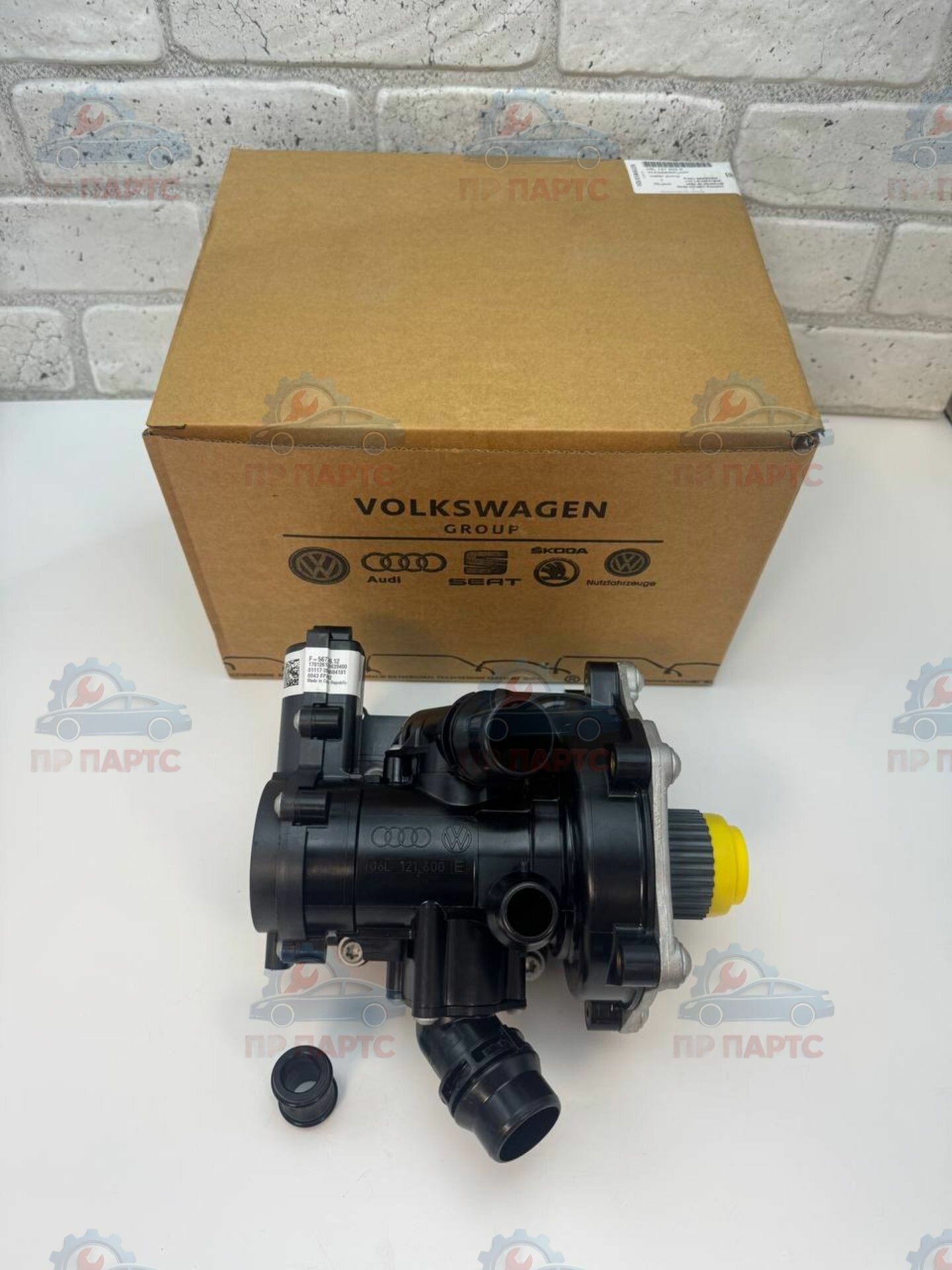 06L121111P Оригинальный термостат с помпой VAG