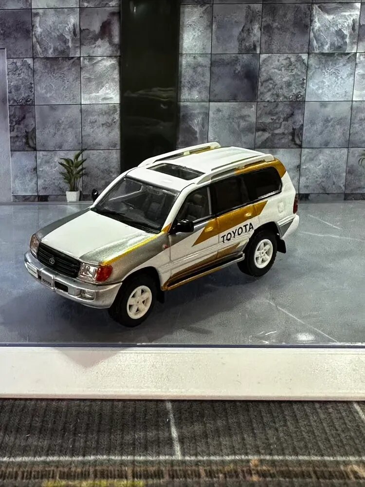 Машинка GCD #210 1:64 Toyota Land Cruiser 100 White with Gold & Silver Stripes Diecast Model Car
