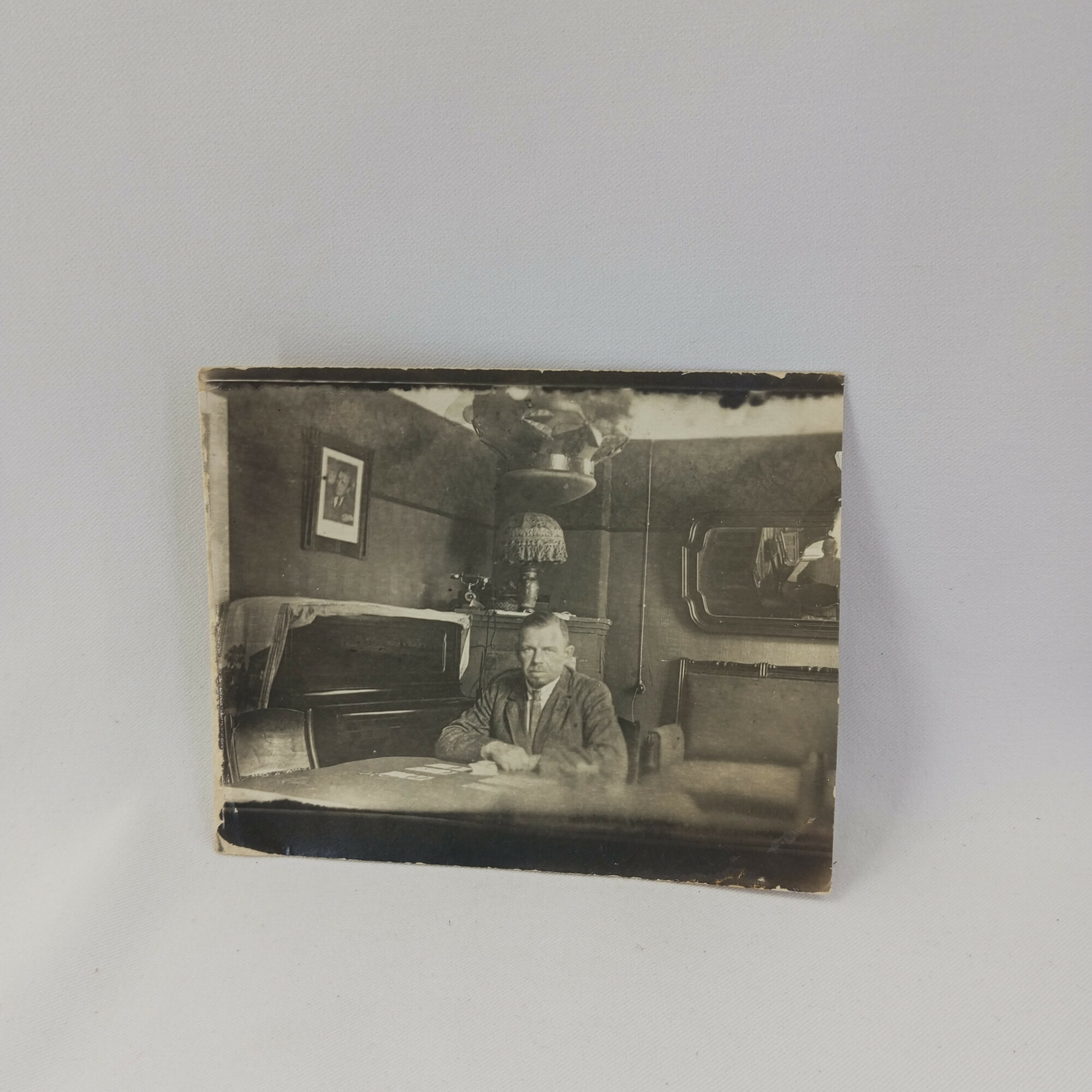 Фотография винтажная, СССР. Черно белый снимок с интерьером и человеком, бумага
