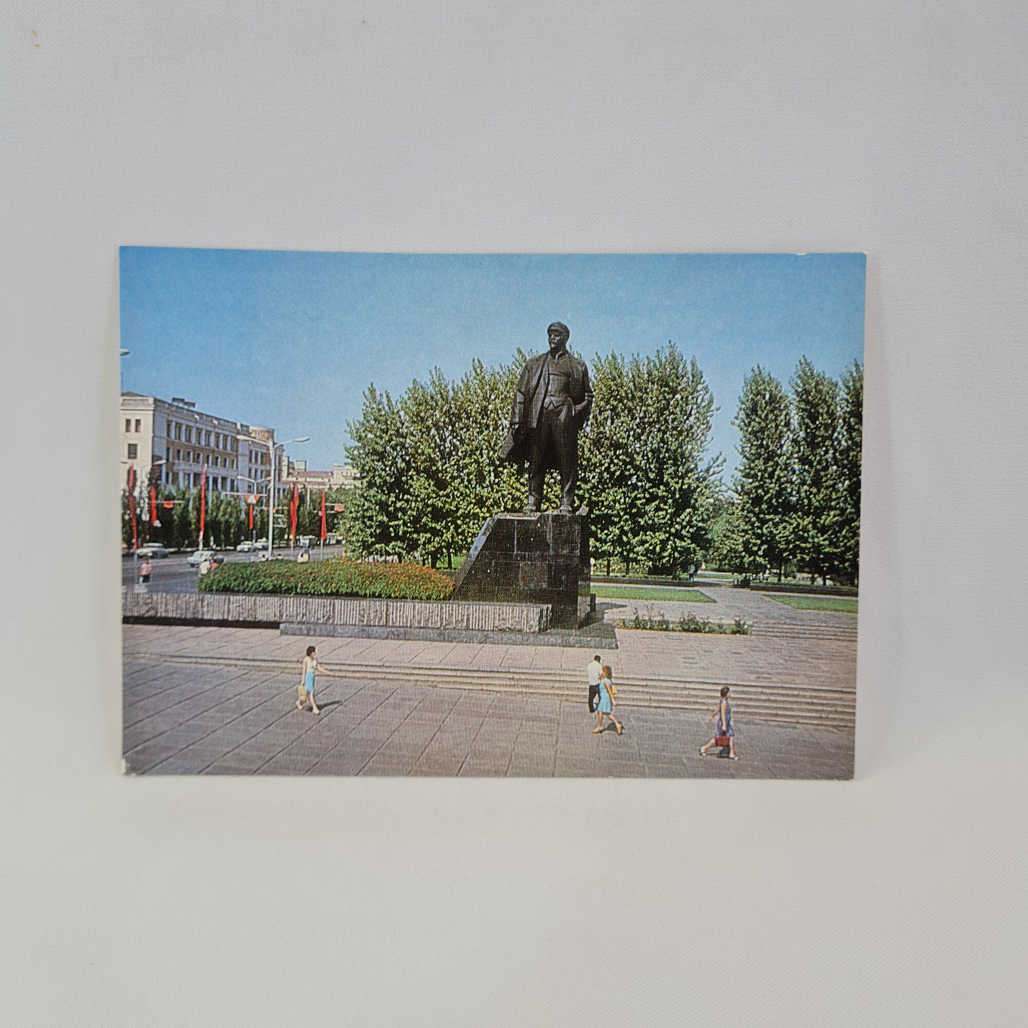 Открытка советская СССР. Донецк, памятник Ленину на городской площади среди деревьев. Винтаж