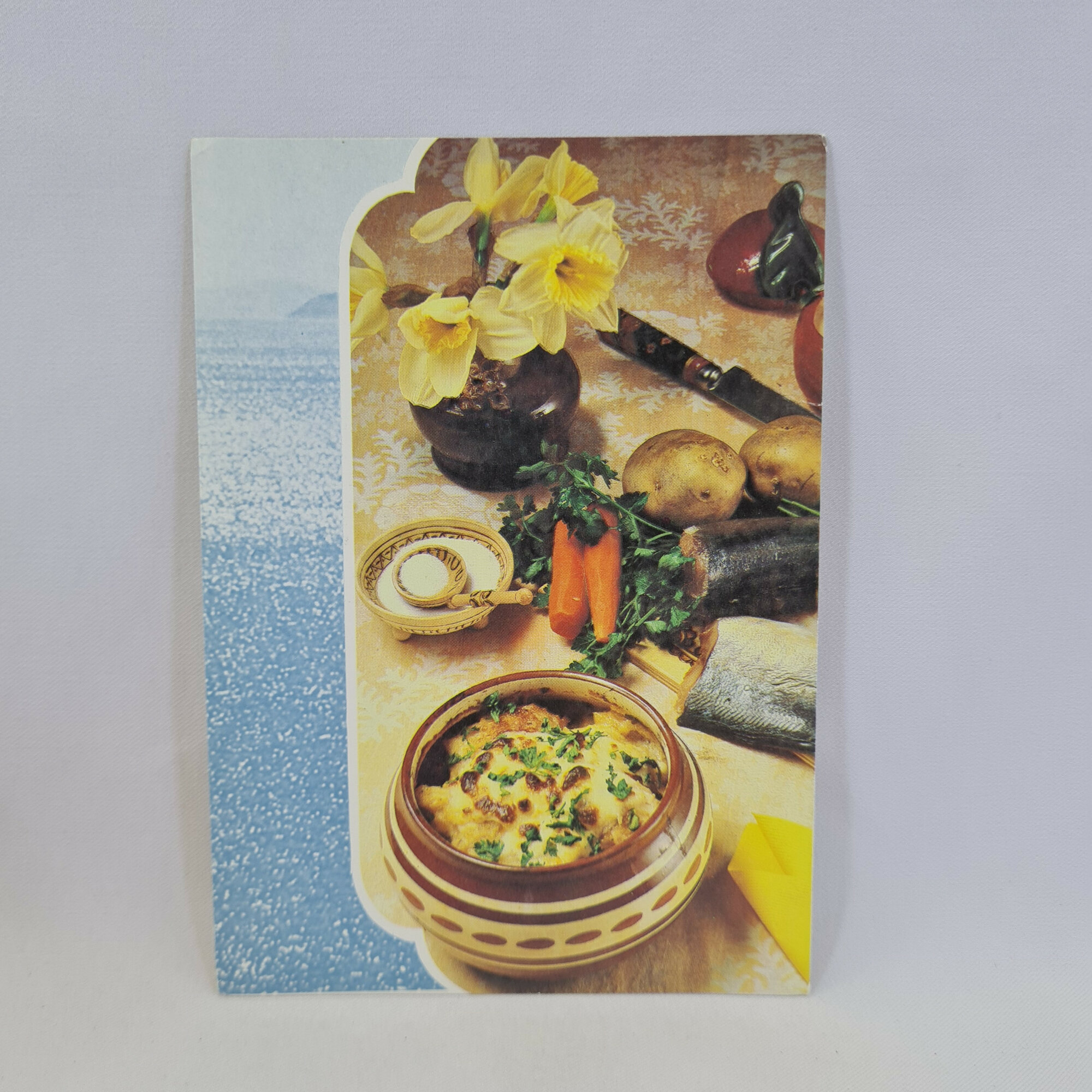 Открытка советская СССР. Натюрморт с нарциссами, овощами и рыбным блюдом. Винтаж