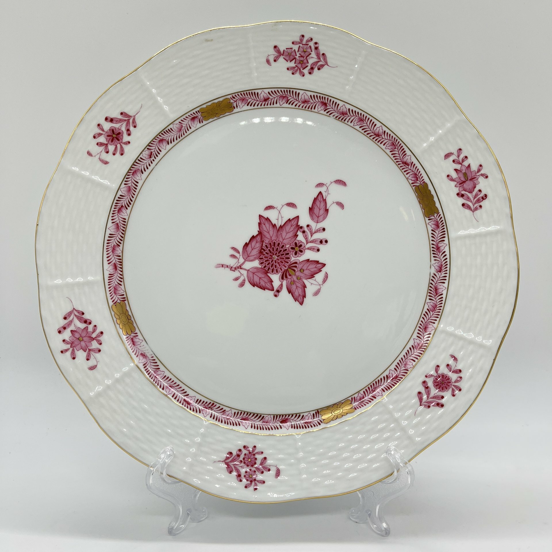 Тарелка плоская, выполненная в фирменном дизайне "Chinese Bouquet/Apponyi Purpur", фарфор