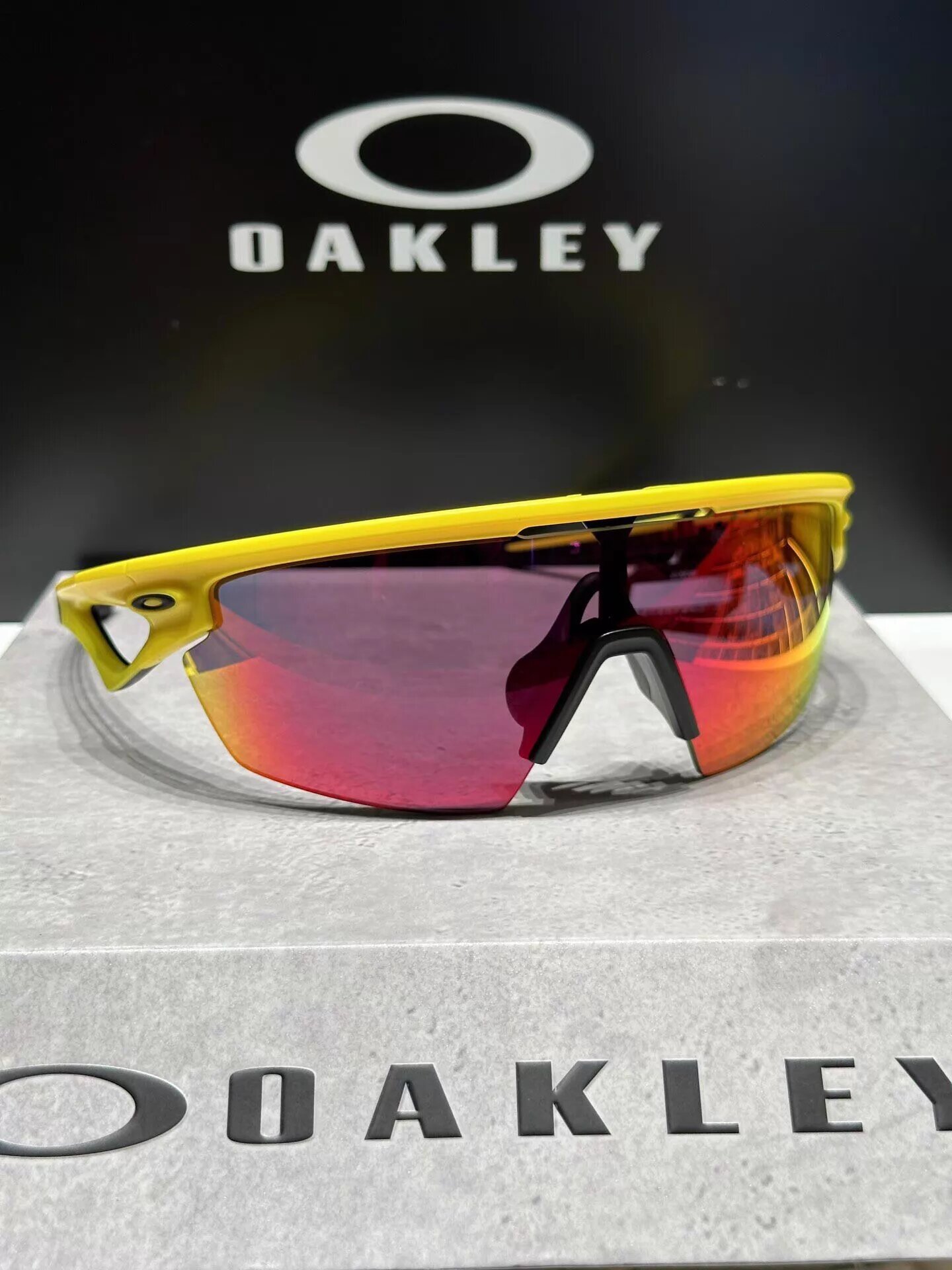 Велосипедные очки Oakley Sphaera 9403 для занятий спортом на открытом воздухе и катания на лыжах.