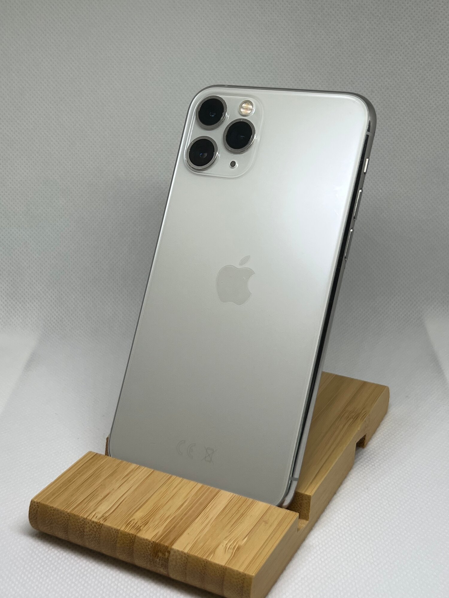 Смартфон Apple iPhone 11 Pro 64 ГБ, nano-SIM + eSIM, белый