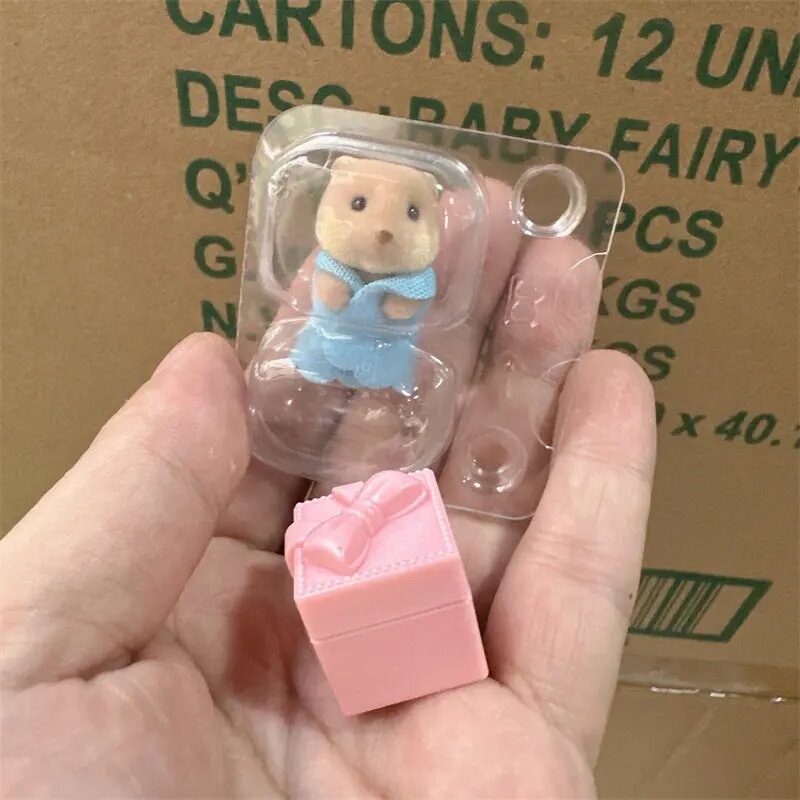 Sylvanian Families Baby Otter в розовом костюме