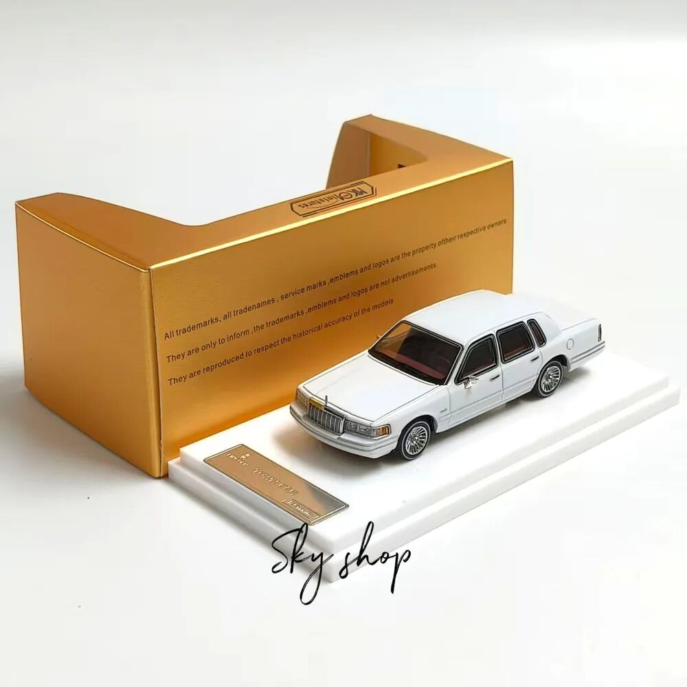 Машинка MK Miniatures 1:64 Lincoln Town Car, белый, металлический сплав, 7 см