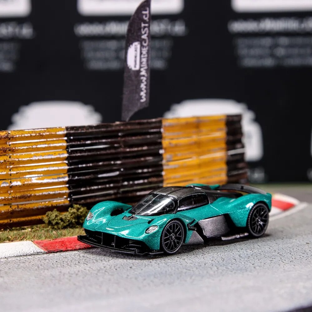 MINI GT 1:64 #600 Aston Martin Valkyrie Aston Martin Racing Green Коллекционная машинка