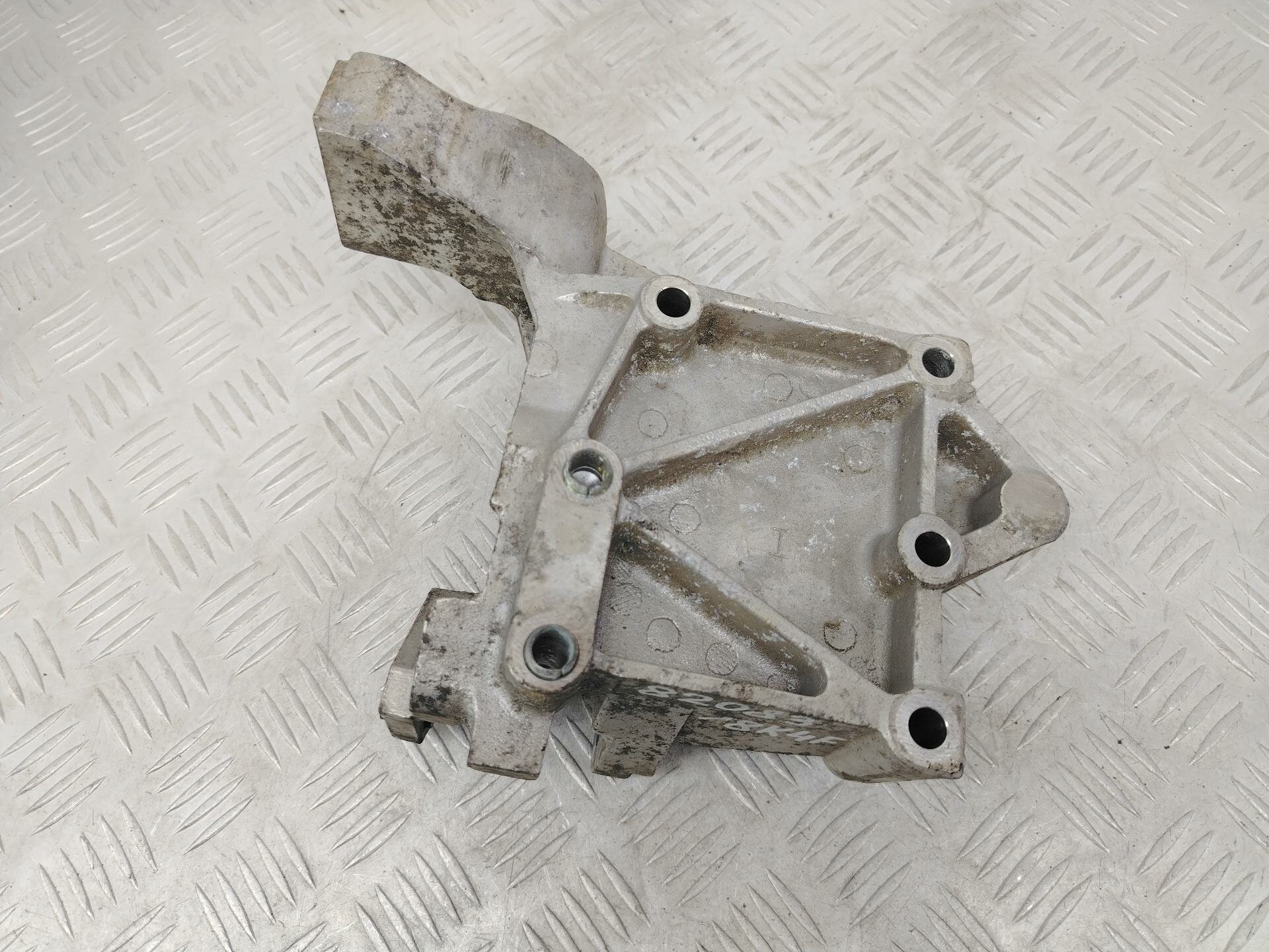 Кронштейн компрессора кондиционера Rover 45 2003 YLU103040