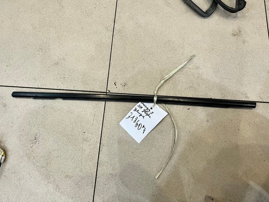 Накладка стекла заднего левого (бархотка) от Mazda 3 bk 2003-2009