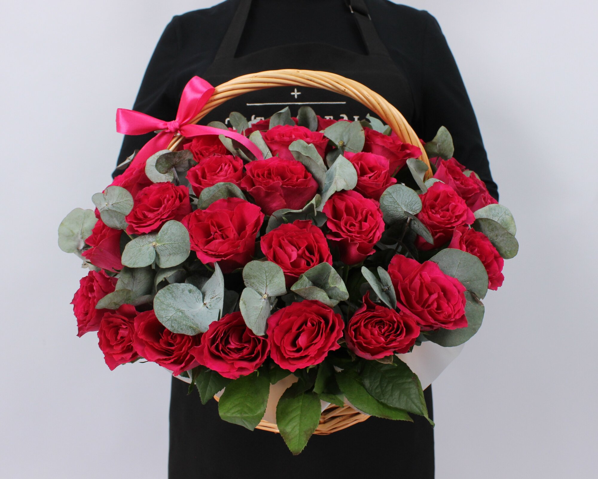 Композиция в корзине THE FLOREAL "Малиновые розы", 35 штук, с эвкалиптом