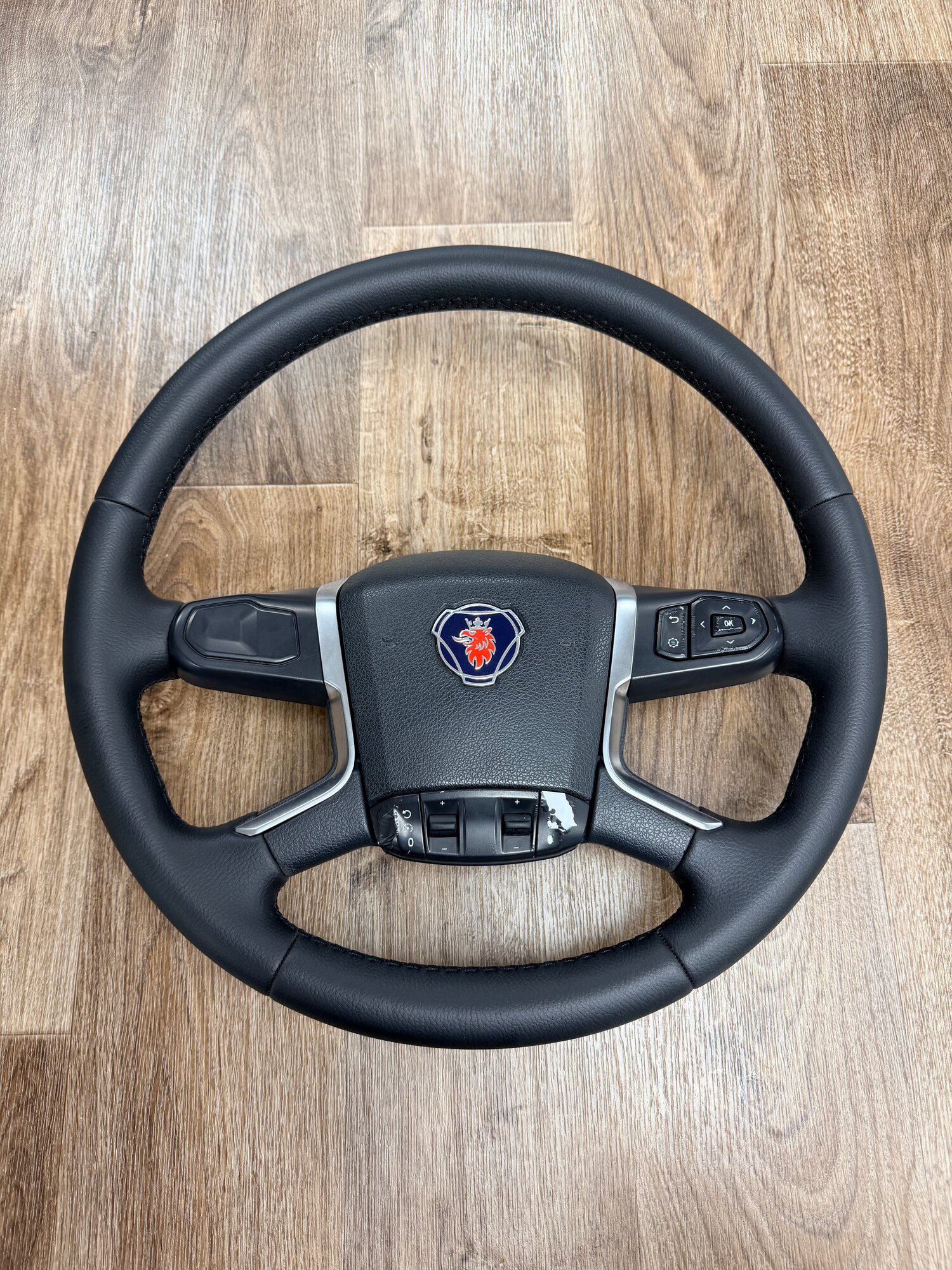 Руль Scania 6 Series Б/У после перетяжки.