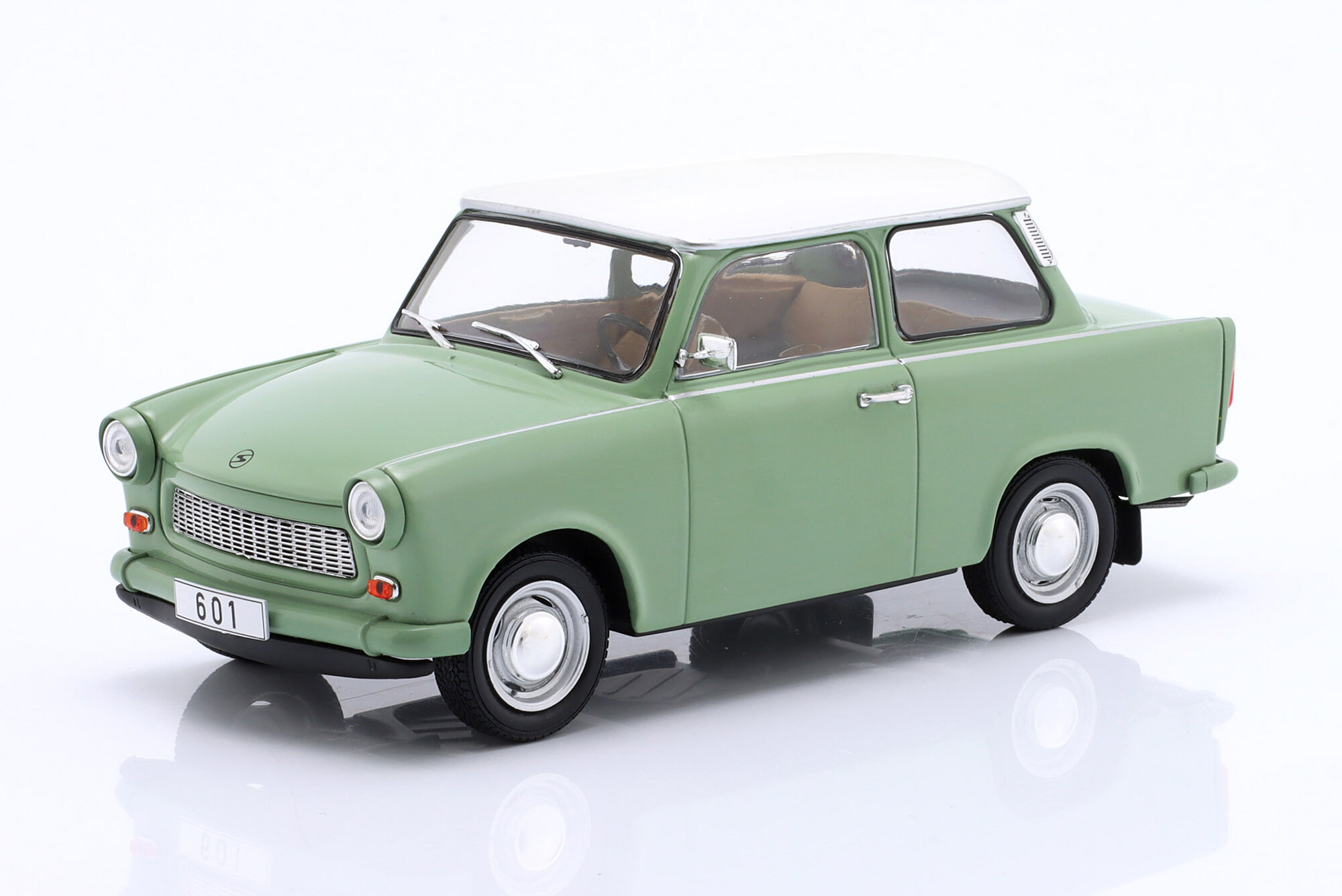 Модель коллекционная WHITEBOX Trabant 601 1965 light green