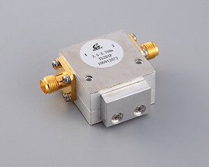2 GHz to 4 GHz, 0.4 dB Insertion Loss, 23 dB Isolation, SMA Coaxial Series Isolator-TG201F