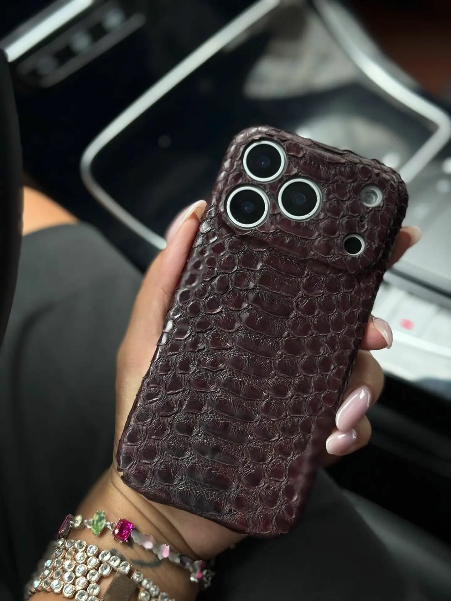 Чехол для iPhone 17 Pro из натуральной кожи винного питона с закрытыми линзами камеры