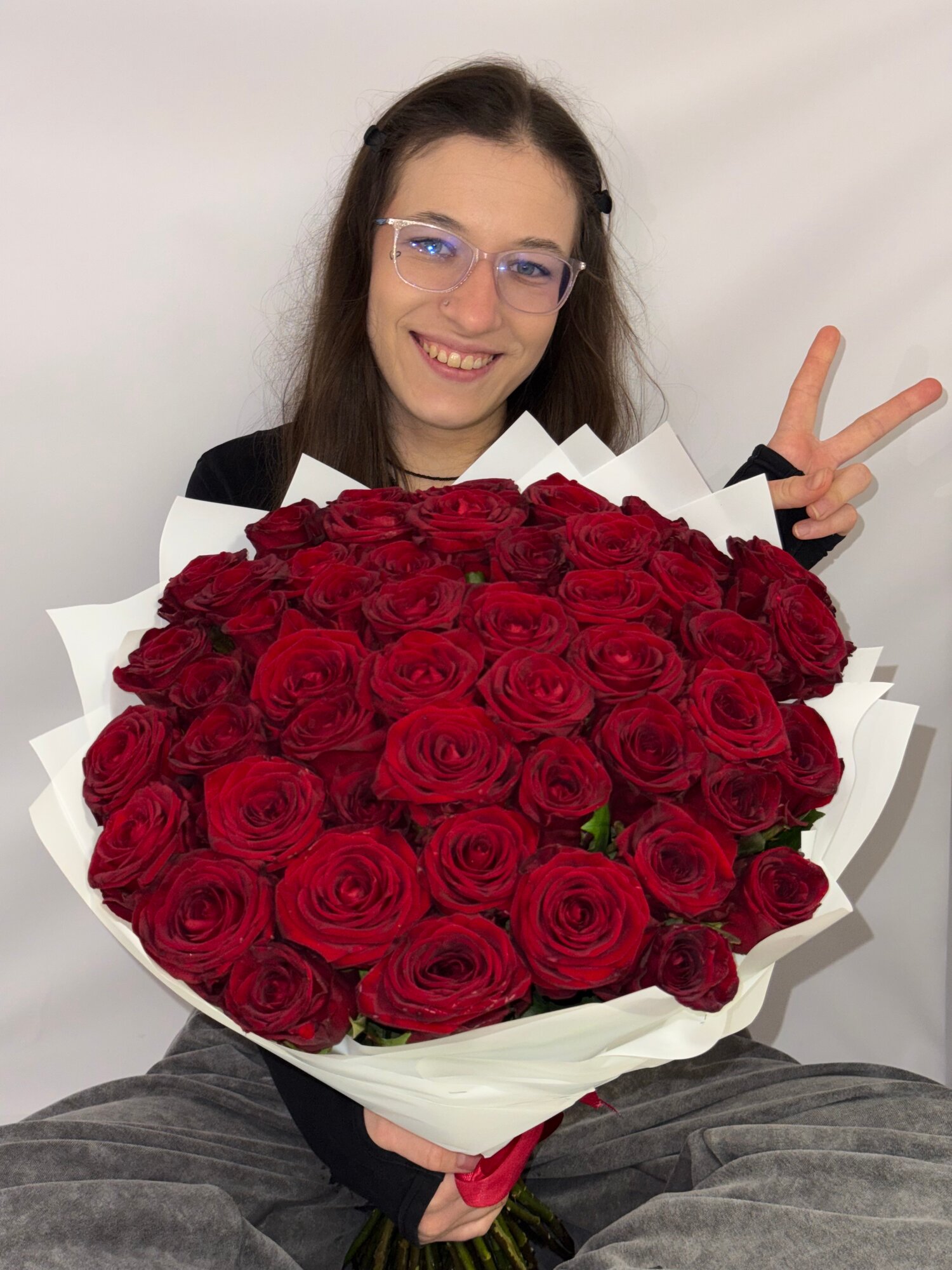 Букет живых цветов из 51 красной розы 60см сорта "Ред Наоми" в цветной упаковке