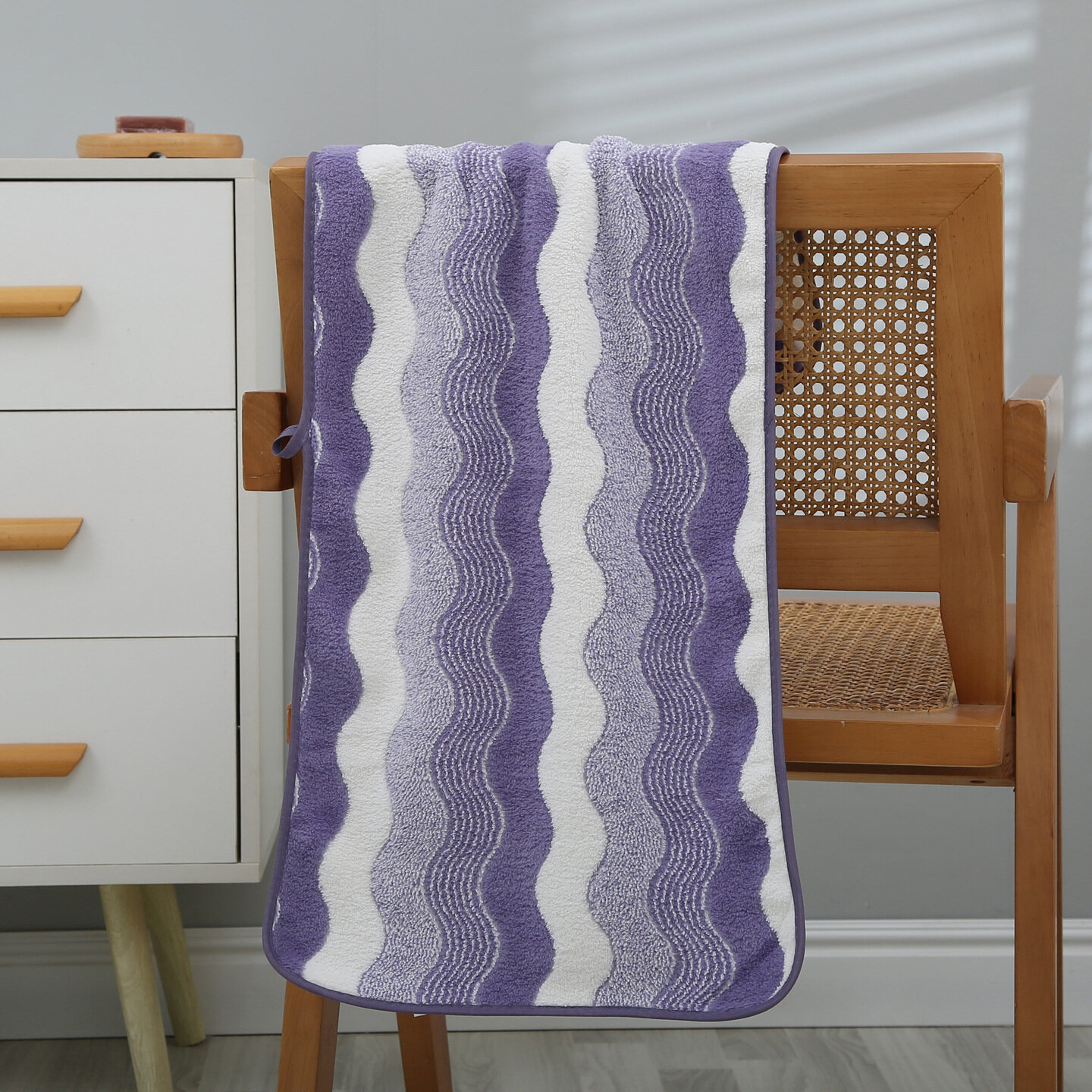 Полотенце из кораллового флиса с волнистым узором, впитывающее, мягкое, плотное, не оставляет ворсинок, подходит для домашнего использования в качестве полотенца для умывания, банного полотенца и полотенца для сушки волос.