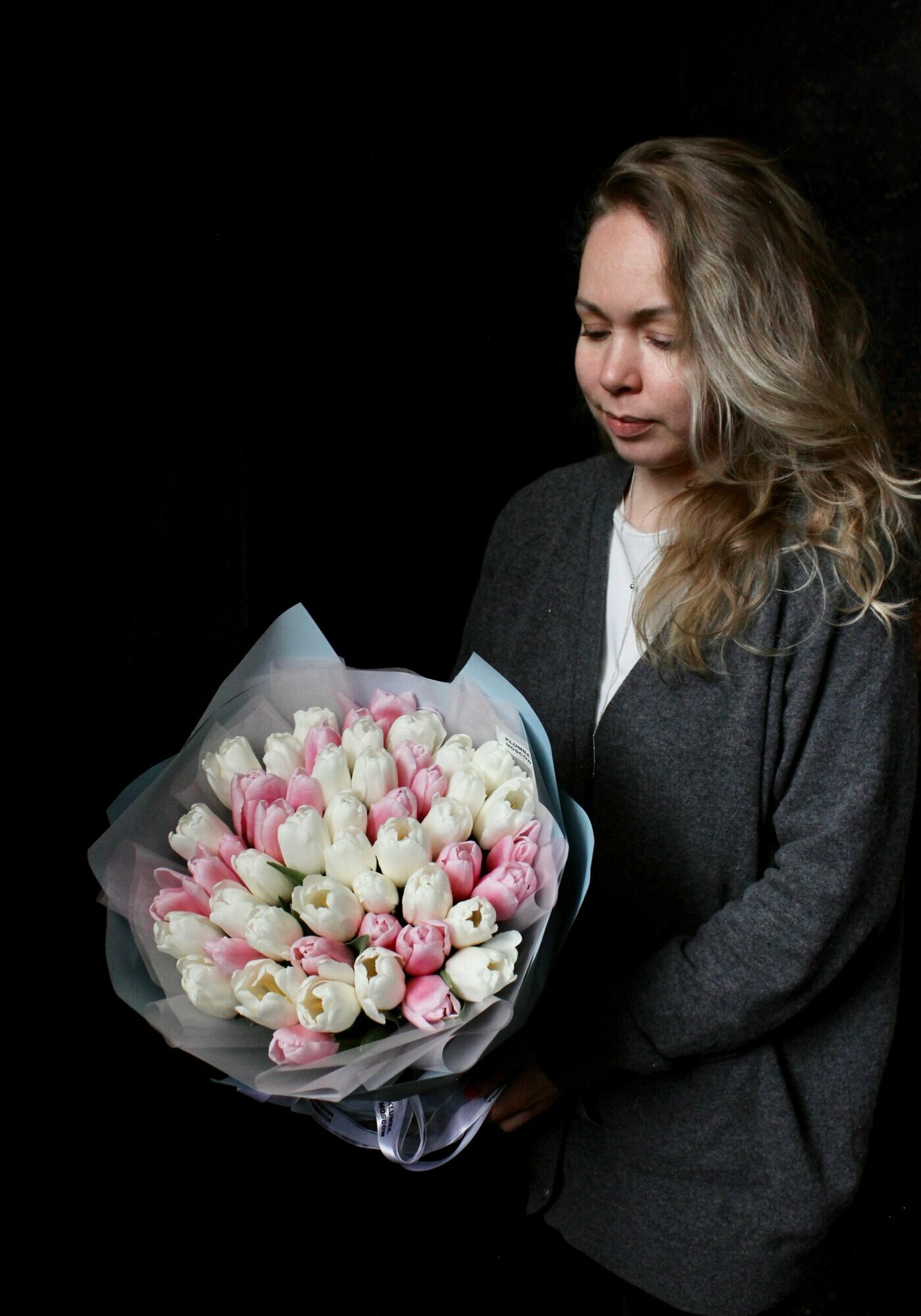 Бело-розовый букет из 51 Тюльпанов от студии цветов клумба. москва