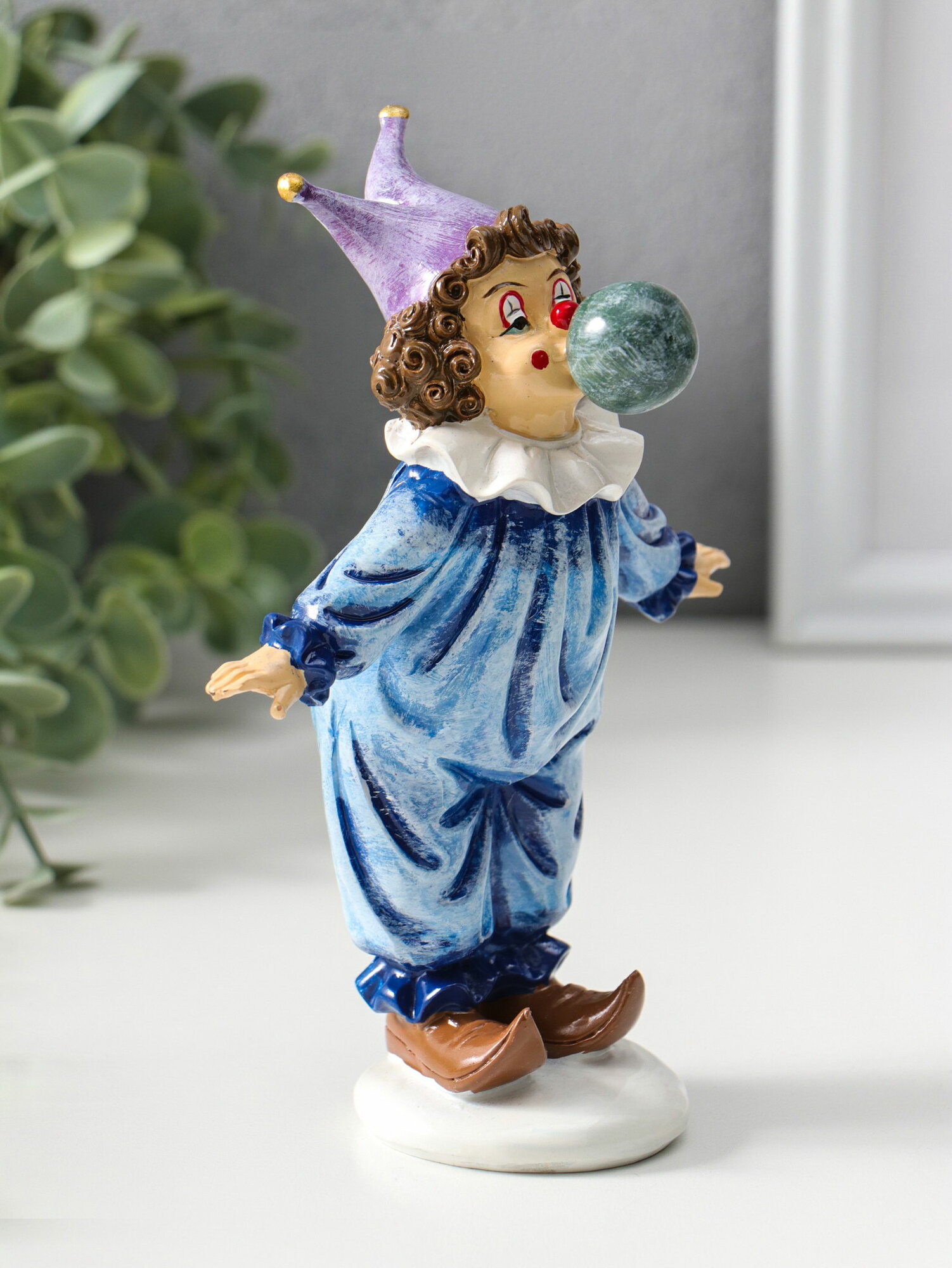 Фигурка полистоун "Клоун надувает шарик", сине-фиолетовый, 16.5 см