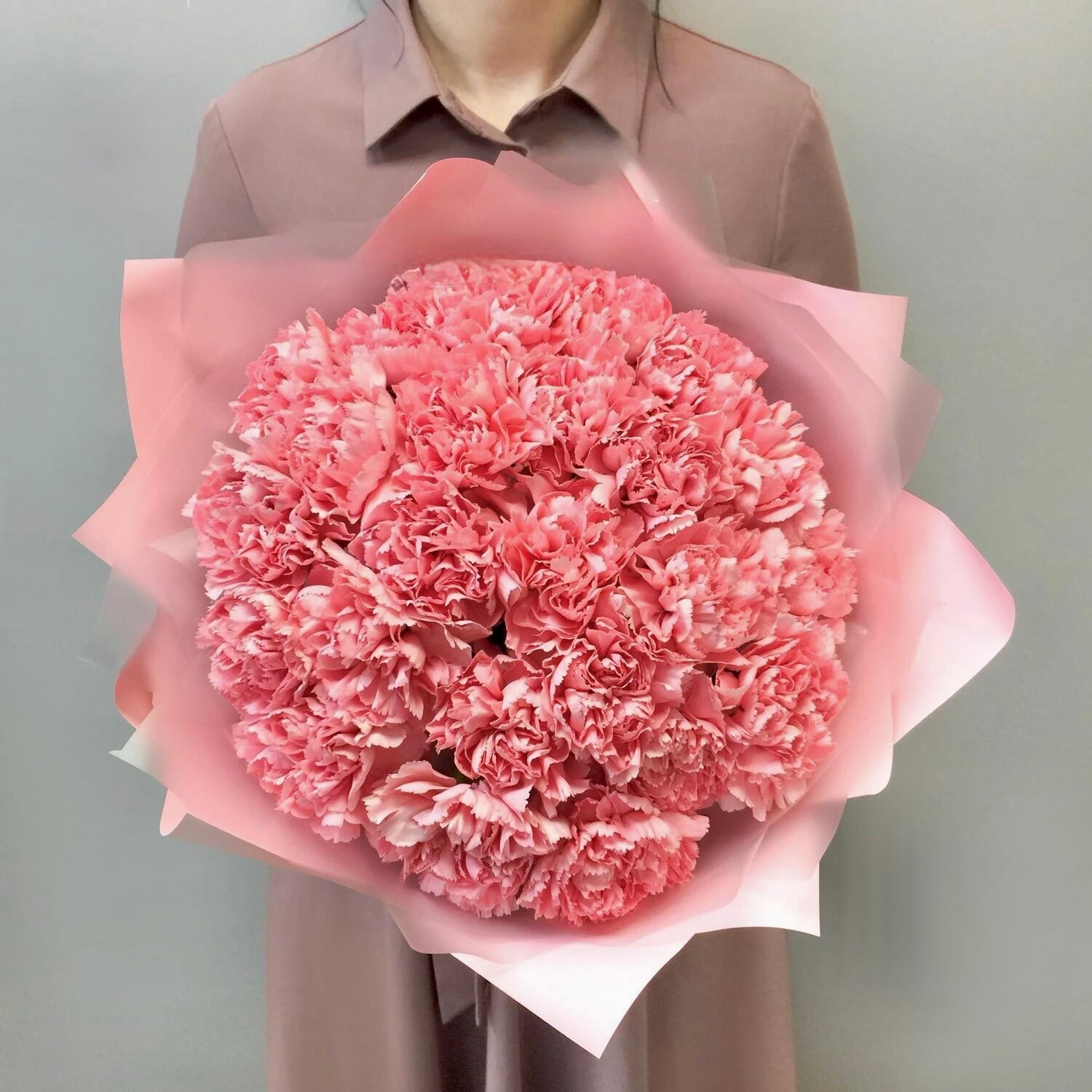 Монобукет диантусов "Розовые", 25 цветков, упаковка с лентой, оберточная бумага