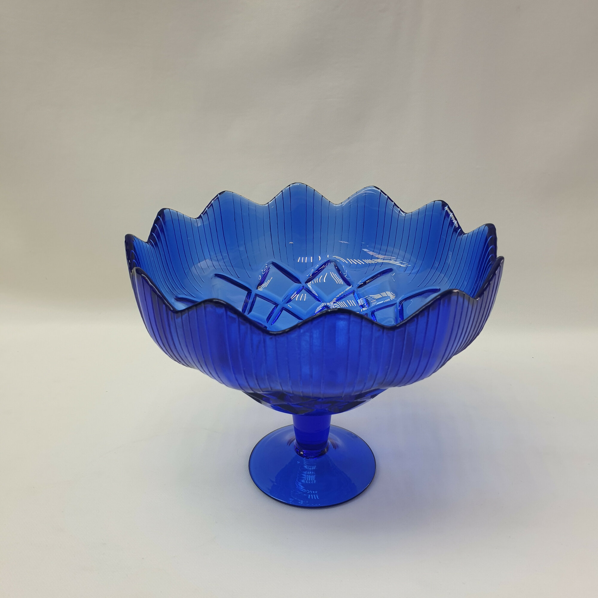 Винтажная ваза на ножке - фруктовница, кобальтовое стекло, высота 15 см, СССР.