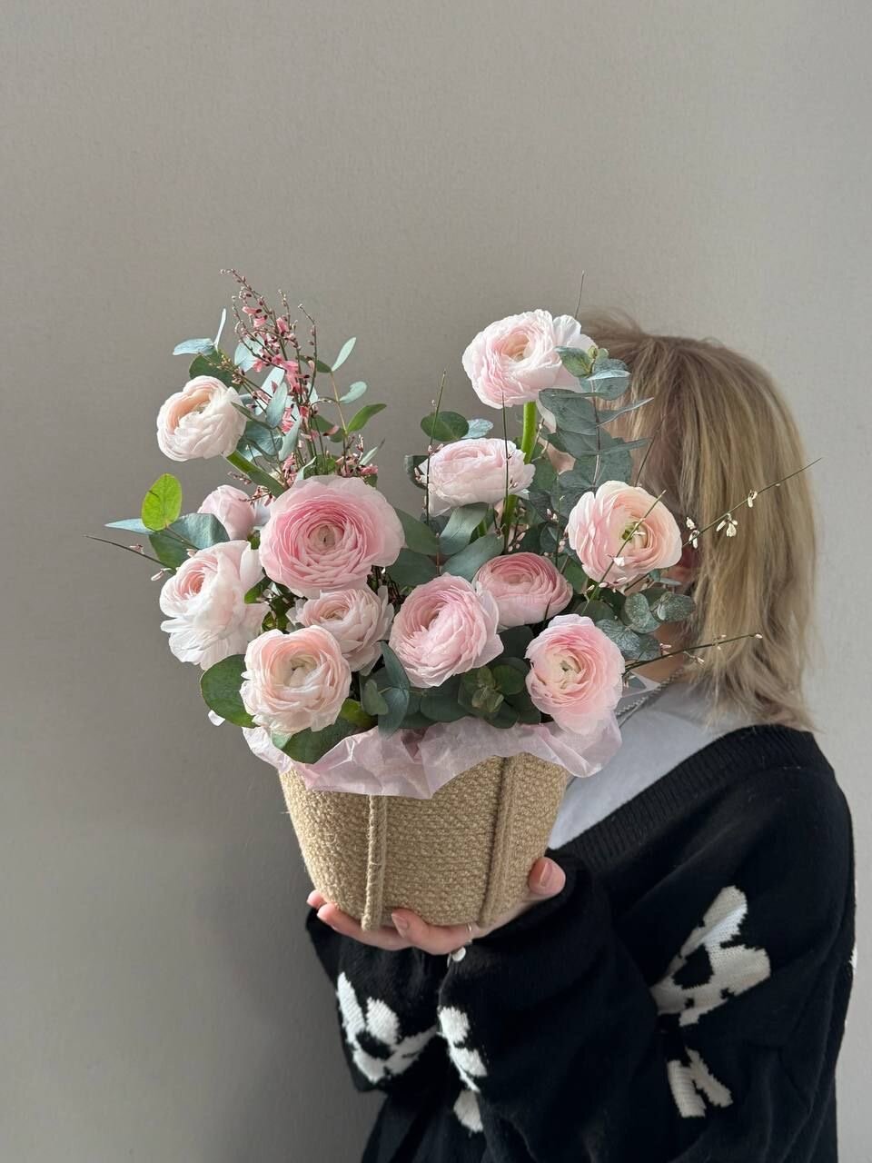 Корзина «Шум цветов», из ранункулюсов, 15 штук, розовая, нежная гамма
