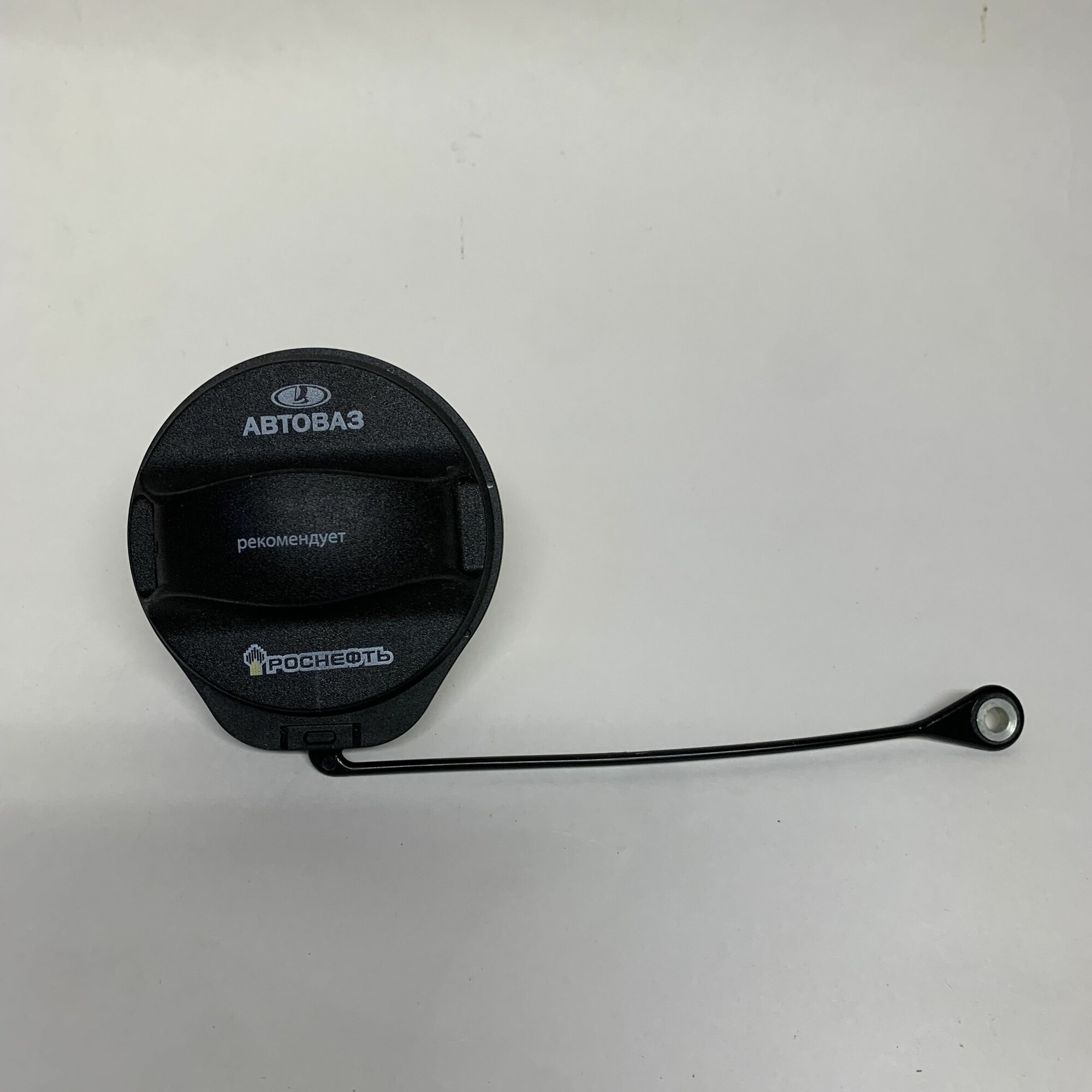 Крышка бензобака(пробка) с клапаном, боковым поводком и надписью Роснефть на ВАЗ-2110, 2114, 2123, 2170, 1118, 2190 Lada Kalina, Granta