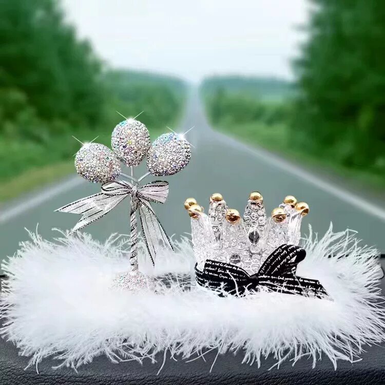 Маленький ароматизатор для авто с перьевым ковриком, золотой короной и серебряными алмазными шариками - премиум-декор